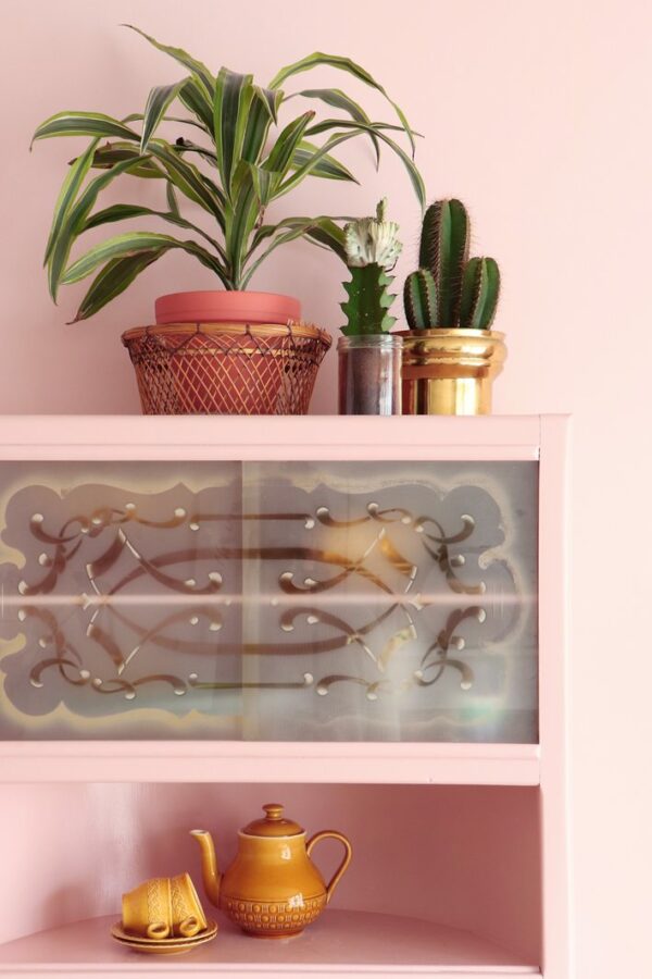 Pink wall, a complete livingroom makeover - Enter My Attic