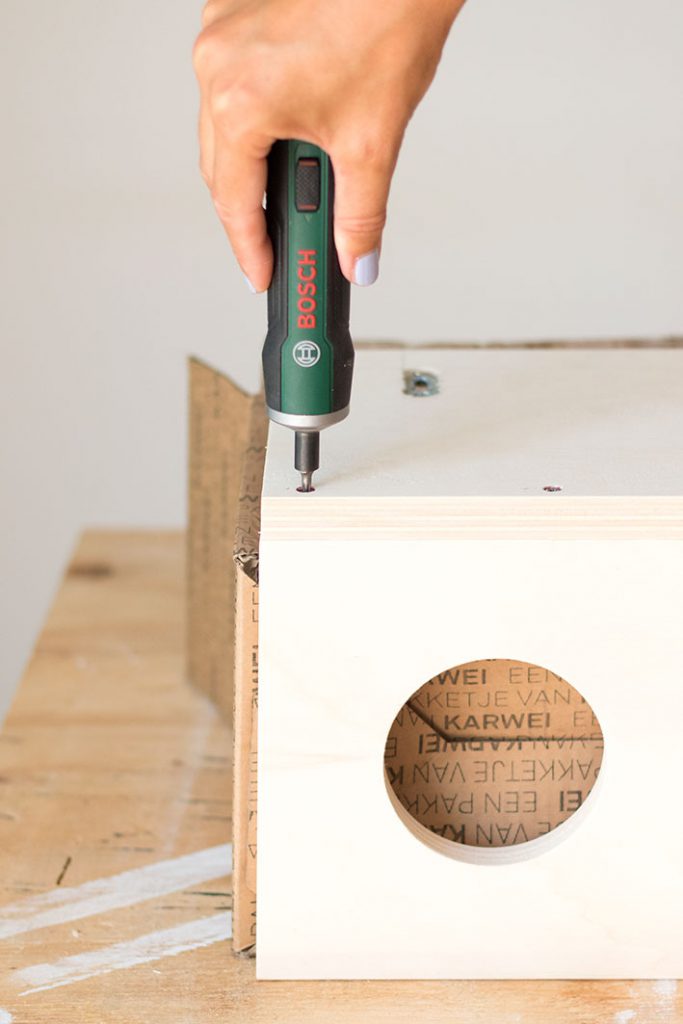 DIY zwevende wandplank met lamp & plantje - Enter My Attic