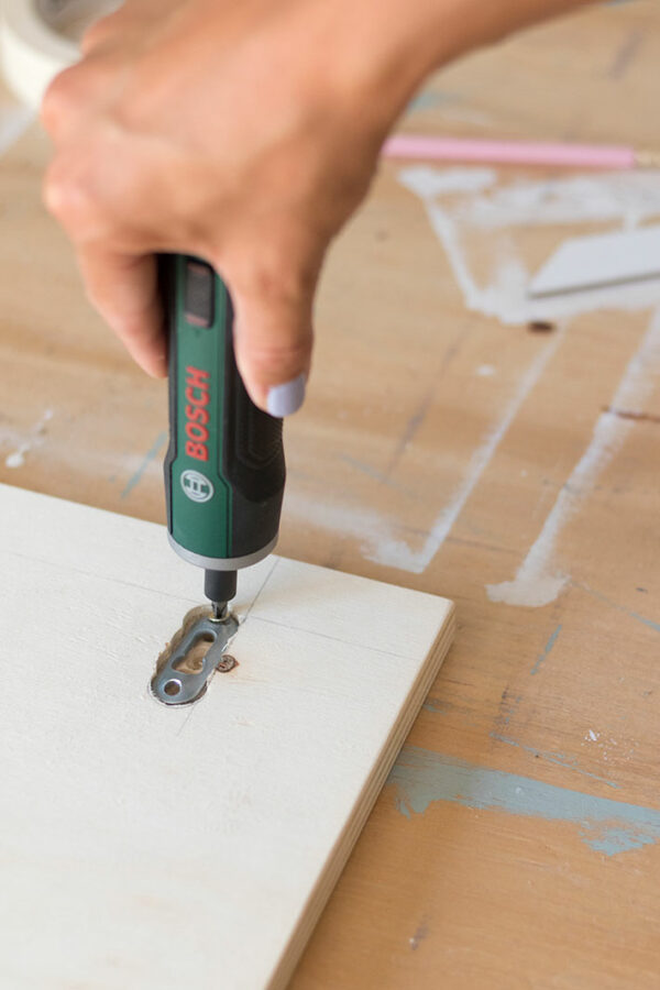 DIY zwevende wandplank met lamp & plantje - Enter My Attic