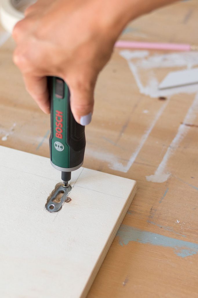 DIY zwevende wandplank met lamp & plantje - Enter My Attic