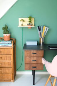 DIY zwevende wandplank met lamp & plantje - Enter My Attic